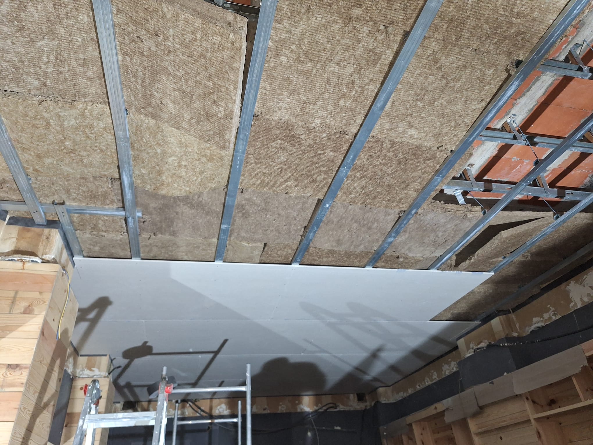 Aislamiento techo acustico local - Noracustik